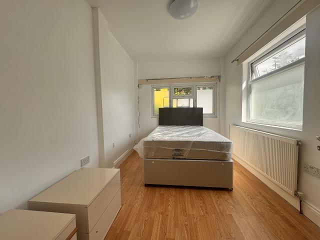 Great West Road, Hounslow TW5, Studio to rent, £1,350 pcm | PrimeLocation