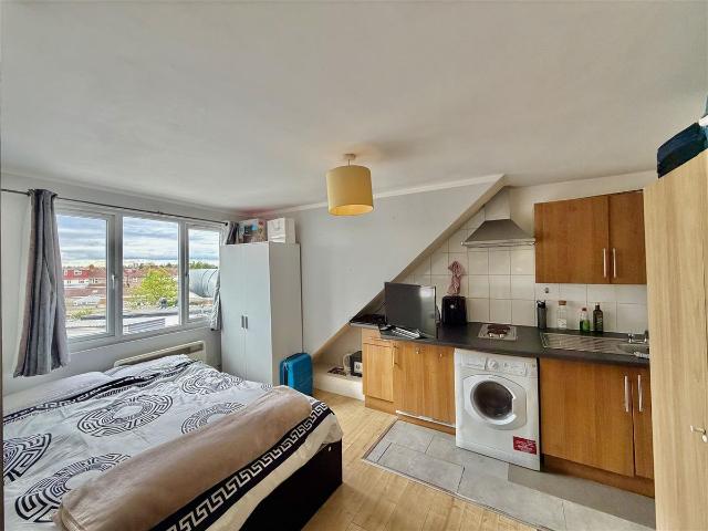 Great West Road, Hounslow TW5, Studio to rent, £900 pcm | PrimeLocation