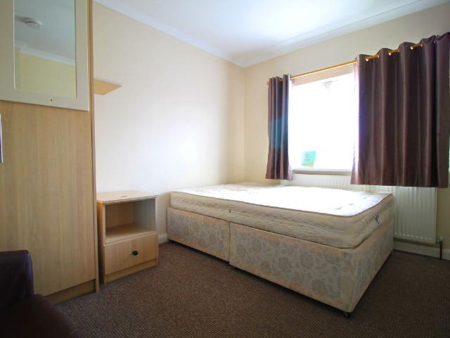 Great West Road, Hounslow TW5, Studio to rent, £900 pcm | PrimeLocation