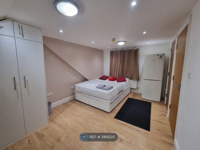 Great West Road, Hounslow TW5, 1 bed flat to rent, £1,199 pcm | PrimeLocation