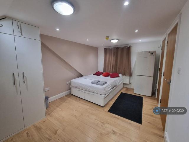 Great West Road, Hounslow, TW5 1 bed flat to rent £1,299 pcm £300 pw