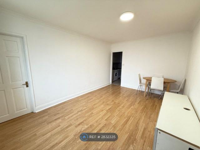 Great West Road, Hounslow TW5, 1 bed flat to rent, £1,700 pcm | PrimeLocation