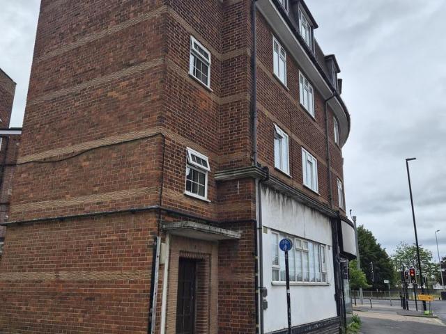 Great West Road, Hounslow TW5 2 bed flat to rent £1,650 pcm £381 pw
