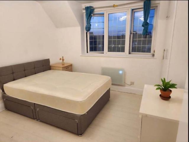 Great West Road, Hounslow TW5, 2 bed flat to rent, £1,850 pcm | PrimeLocation