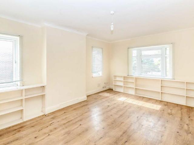 Great West Road, Isleworth TW7 2 bed flat to rent £1,895 pcm £437 pw