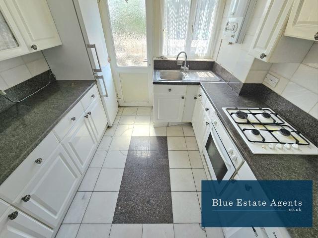 Great West Road, Isleworth TW7, 2 bed flat to rent, £2,150 pcm | PrimeLocation