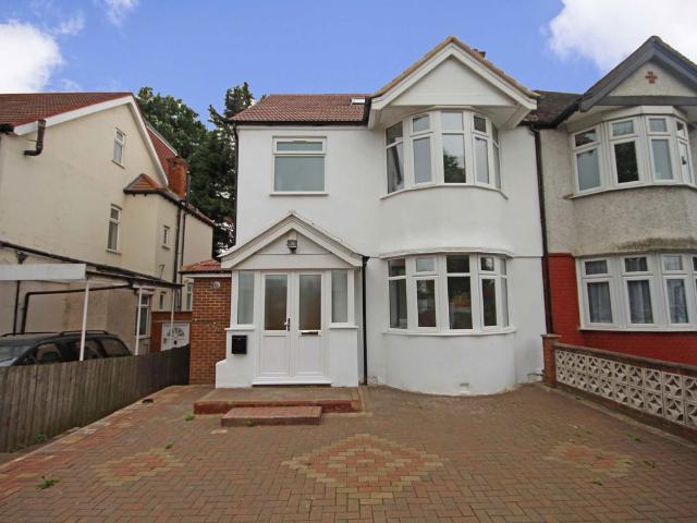 Great West Road, Isleworth TW7, 3 bed flat to rent, £2,100 pcm | PrimeLocation