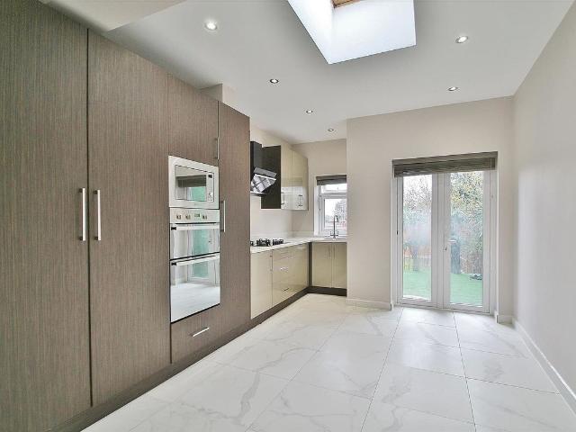 Great West Road, Isleworth TW7, 3 bed maisonette to rent, £2,150 pcm | PrimeLocation