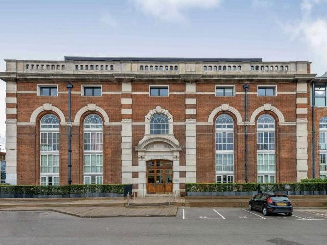 Great West Road, London W6 2 bed flat to rent £4,000 pcm £923 pw