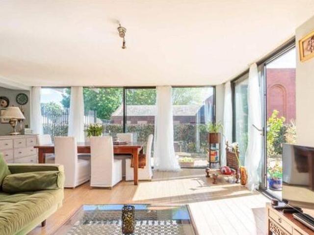 Great West Road, London, 2 Bedroom Flat