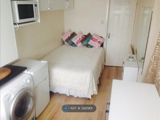 Great West Road, Middlesex TW5, Room to rent, £800 pcm | PrimeLocation