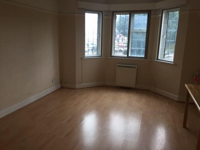 Great West Road, Parkland Ct Hounslow. 2 bed flat to rent £1,650 pcm £381 pw