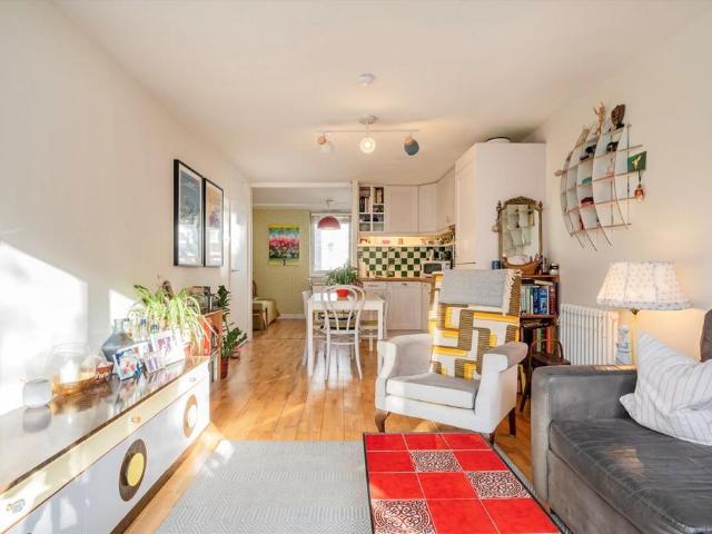 Great Western Road, London W11 2 bed flat to rent £2,400 pcm £554 pw