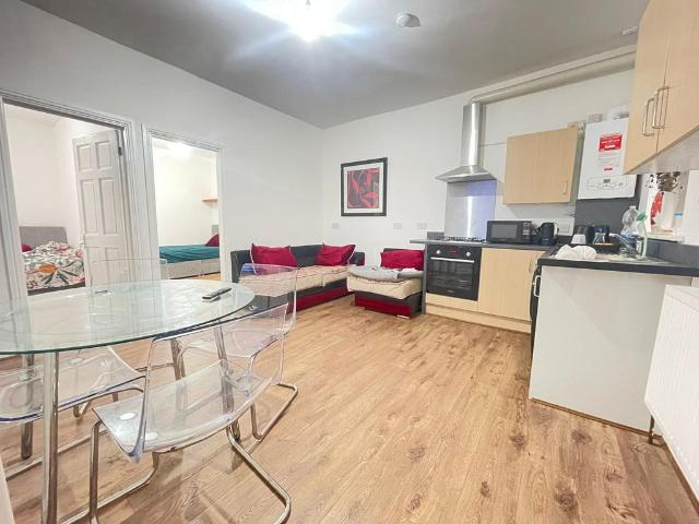 Great Western Street, Manchester M14 3 bed flat to rent £1,950 pcm £450 pw