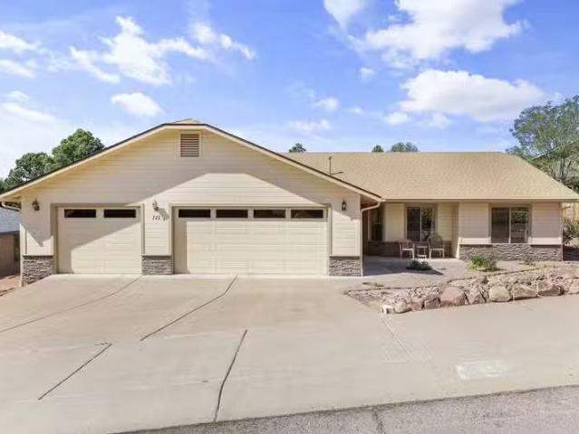 Great Woodhill Home On A Large Corner Lot!