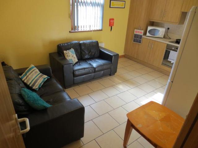 Great Apartment, 2A Carmel Street, Queens University Quarter, Belfast, BT7 1QE