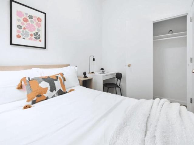 Great apt close to train lines!