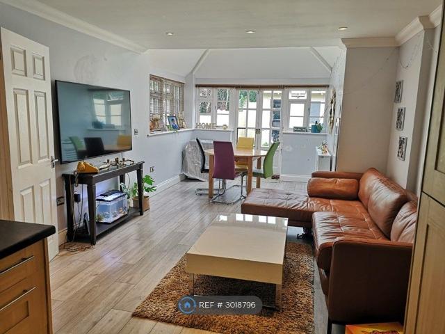 Great Austins House, Farnham GU9, 2 bed flat to rent, £1,700 pcm | PrimeLocation