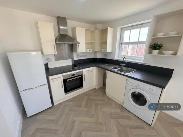 Great Baddow, Chelmsford, CM2 2 bed flat to rent £1,750 pcm £404 pw