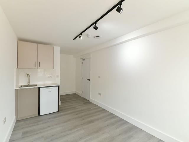 Great Cambridge Road, Waltham Cross EN8, Property to rent, £1,075 pcm | PrimeLocation