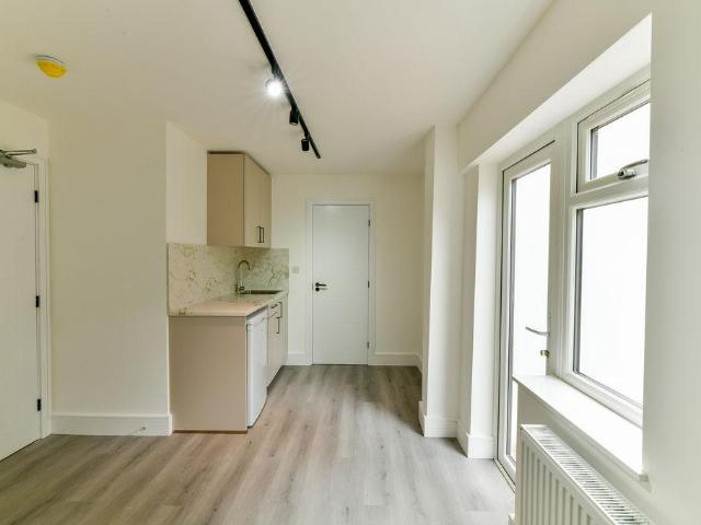 Great Cambridge Road, Waltham Cross EN8 Property to rent £1,125 pcm £260 pw