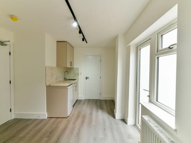 Great Cambridge Road, Waltham Cross EN8, Property to rent, £1,125 pcm | PrimeLocation