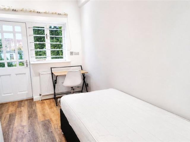 Great Cambridge Road, London N17, Studio to rent, £900 pcm | PrimeLocation