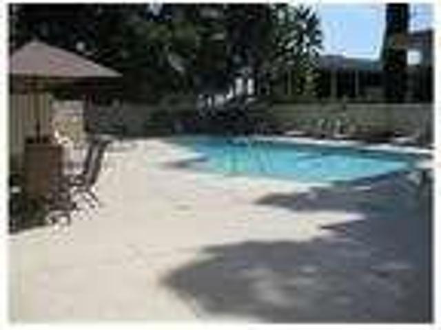 Great Central Location 2 bedroom, 1 bath