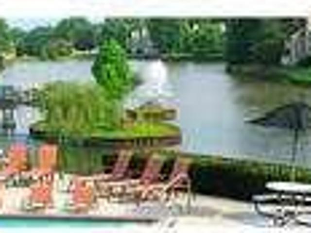 Great Central Location 2 bedroom, 2 bath. Carport parking!