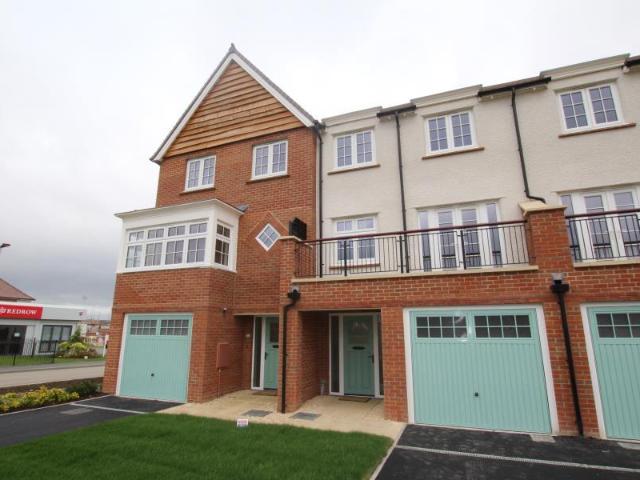 Great Clover Leaze, Bristol BS16 6 bed terraced house to rent £3,600 pcm £831 pw