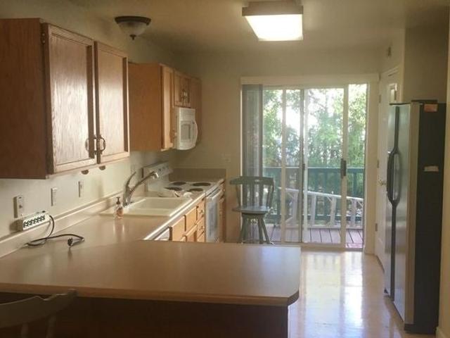GREAT DEAL ON A LARGE PRIVATE ROOM! AVAILABLE NOW