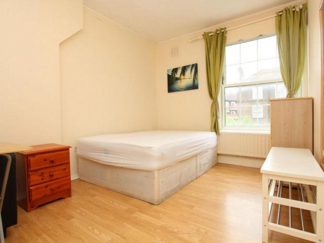 Great double bedroom close to Elephant & Castle tube station Has a Room