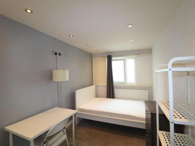 Great double bedroom close to Shadwell train station Has a Room