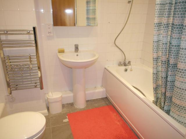 Great double bedroom close to South Quay DLR station Has a Room
