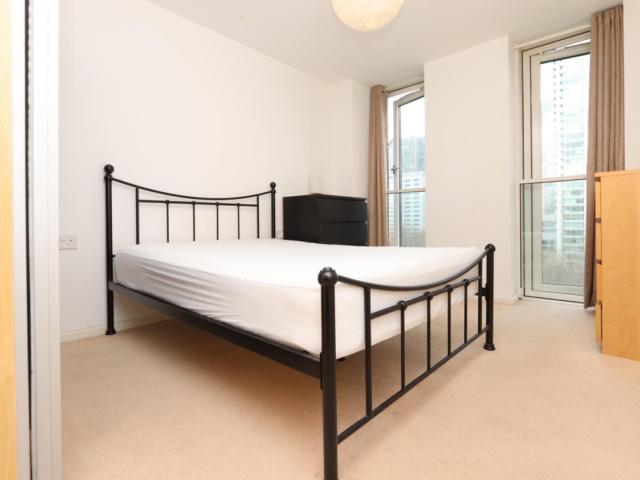 Great double bedroom close to South Quay DLR station Has a Room