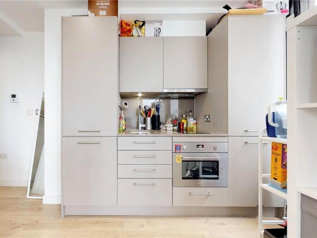 Great Eastern Road, Stratford. Studio to rent £2,000 pcm £462 pw
