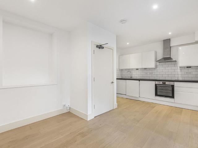 Great Eastern Street, Shoreditch. 2 bed apartment to rent £2,250 pcm £519 pw