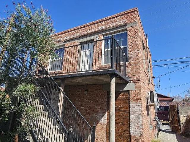 Great looking 1 BR 1 bath apartment wpatio upstair