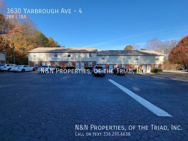 Great Location! 2 Bedroom Townhouse Apartment