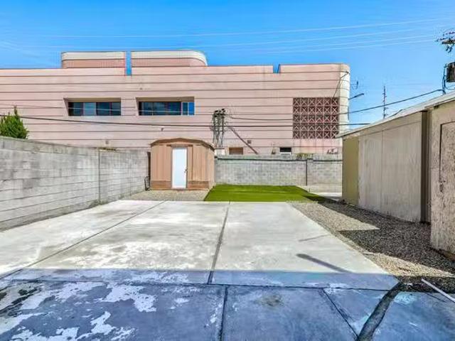 Great location with Las Vegas Strip view! Located less than 10.