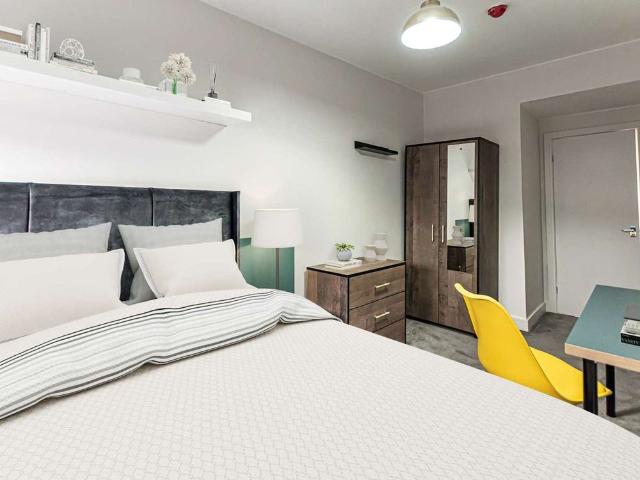 Great location professional house share  Room 5