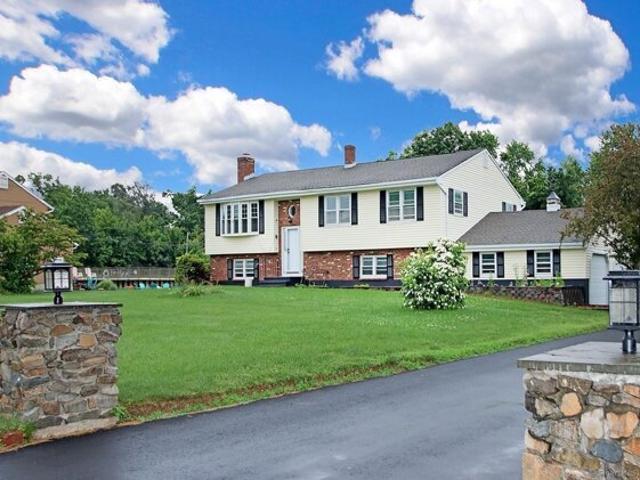 Great Meadow Dr, North Haven, Home For Sale