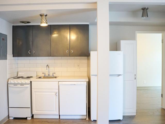 Great Mid Century 1 Bdr w Dishwasher, Community Lawns + Pets OK!