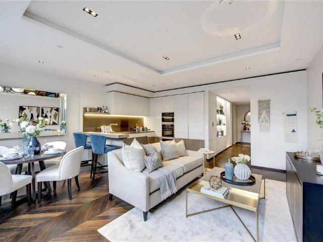 Great Newport Street, London, WC2H 2 bed apartment to rent £5,500 pcm £1,269 pw