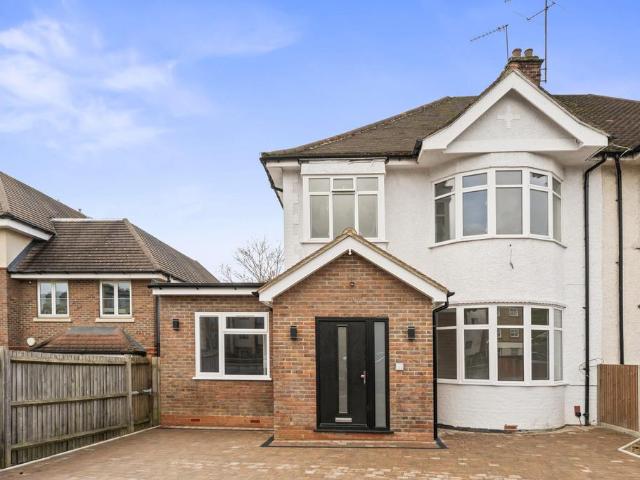 Great North Way, Hendon, NW4 4 bed semi detached house to rent £3,950 pcm £912 pw