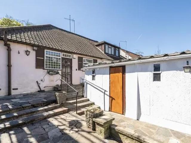 Great North Way, London, NW4 1DY, United Kingdom | 2 bed house for rent #166516350 | Rentberry