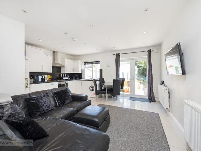 Great North Way, London NW4, 2 bed flat to rent, £2,050 pcm | PrimeLocation