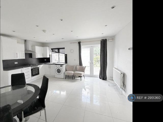 Great North Way, London, NW4 2 bed flat to rent £2,050 pcm £473 pw