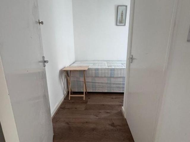 Great North Way, London NW4, Room to rent, £900 pcm | PrimeLocation