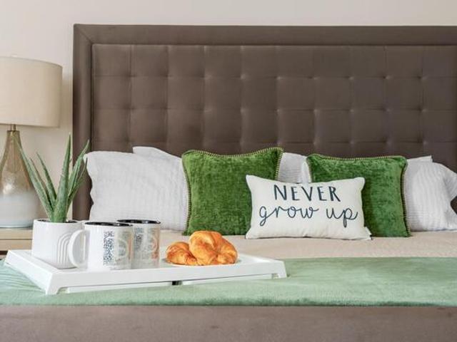 GREAT PARKING! No Move In Fee! Short drive to Shopping, Restaurants and Disney Main Gate! Free High Speed WiFiSmart Lock RoomsSafe & Neighborhood! Security 5 minutes to Shopping & Groceries Private Parking BEST PADMATES! Quiet AND CLEAN